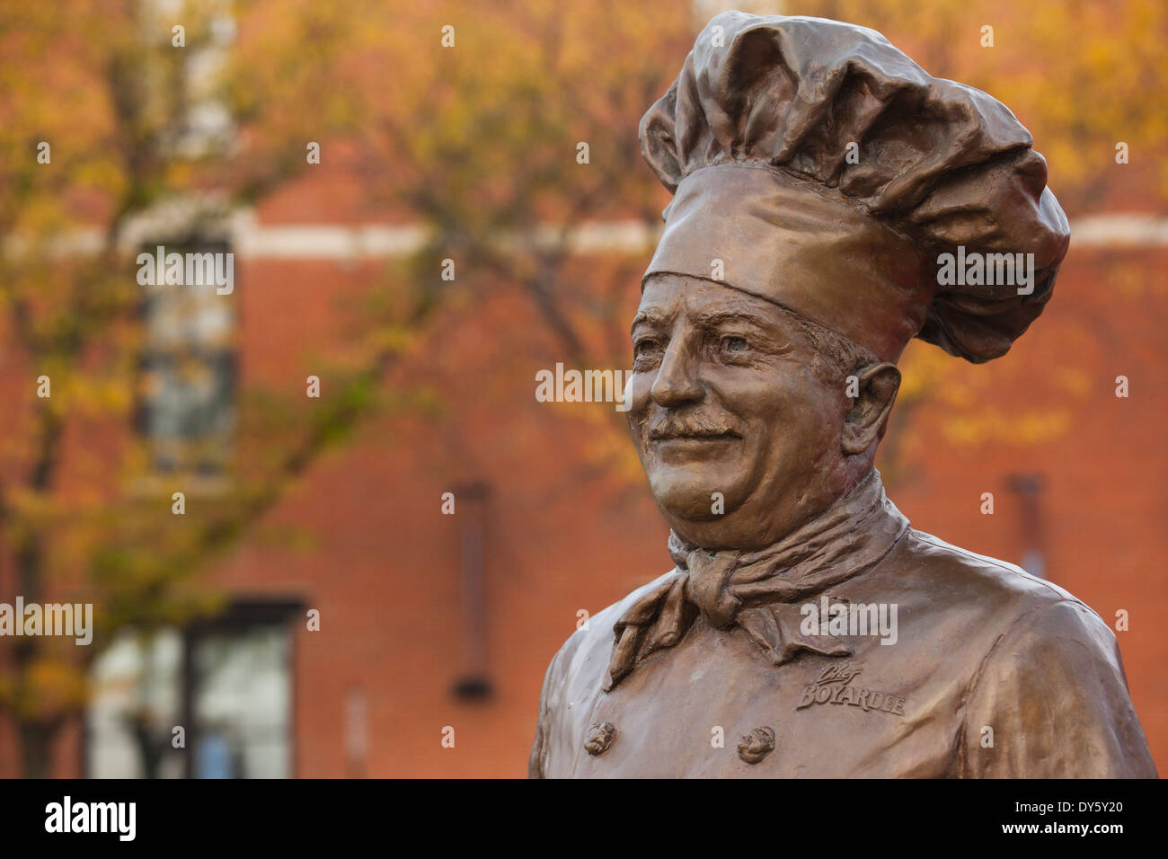 USA, Nebraska, Omaha, statue of famed Chef Boy-Ar-Dee outside of Con ...