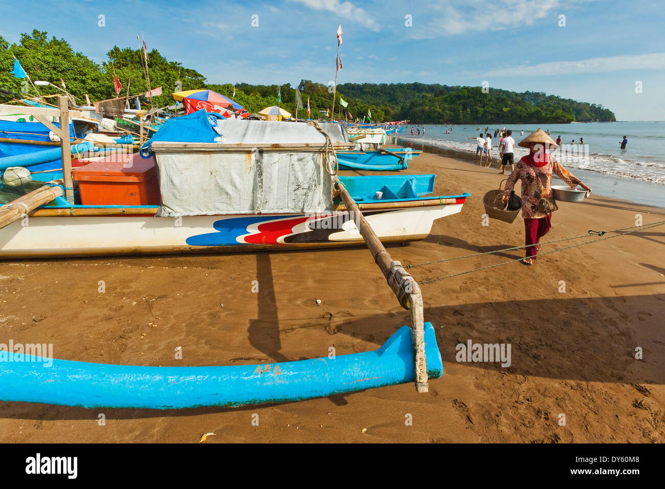 Outriggers on the beach hi-res stock photography and images - Alamy