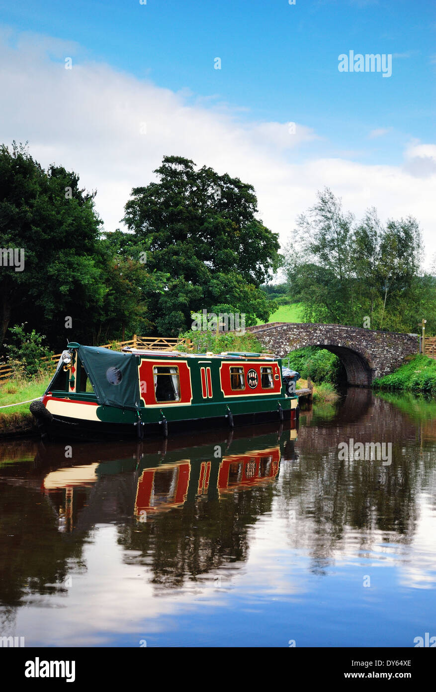 Canal barge hi-res stock photography and images - Alamy