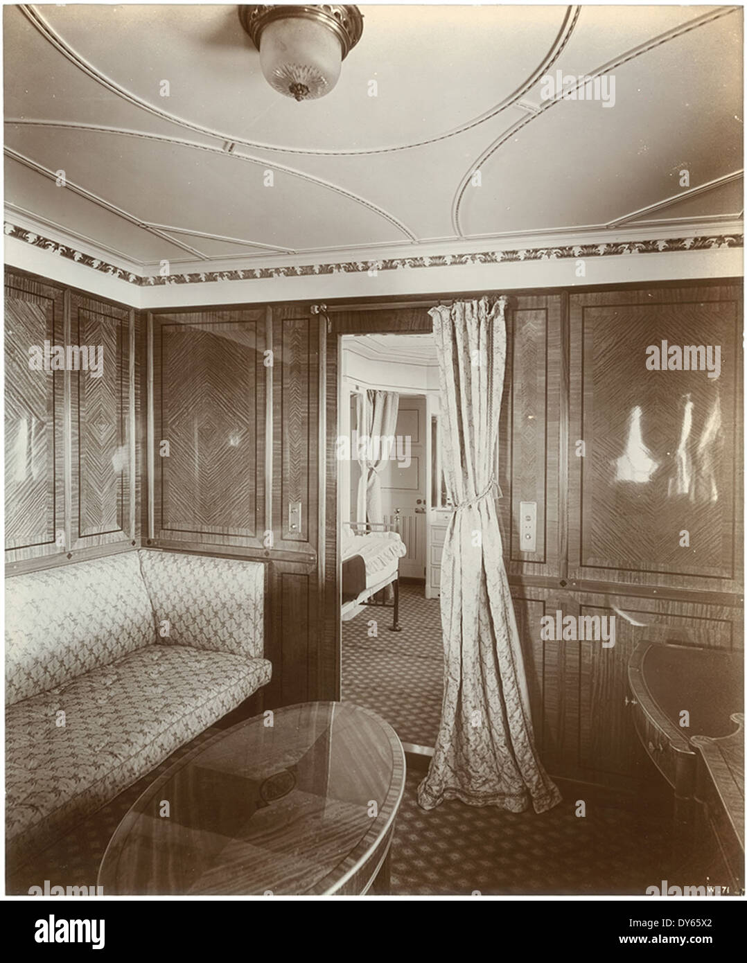 This image shows the en suite room of the RMS Lusitania, highlighting a ...