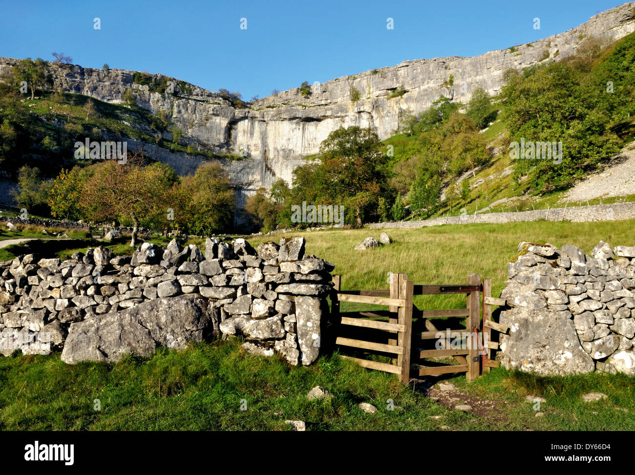 Malham cove yorkshire dales hi-res stock photography and images - Alamy