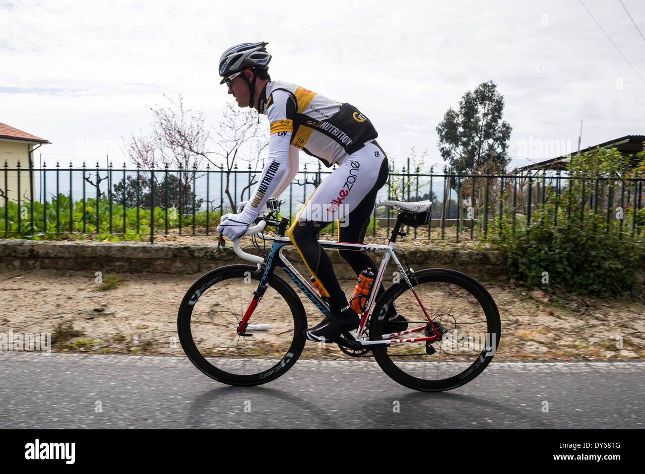 Side view of professional cyclist Stock Photo - Alamy