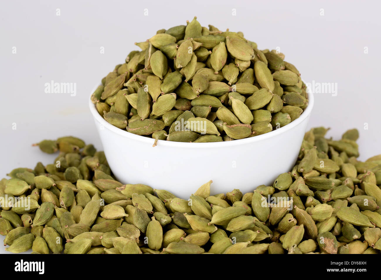 Cardamom in white bowl Stock Photo - Alamy
