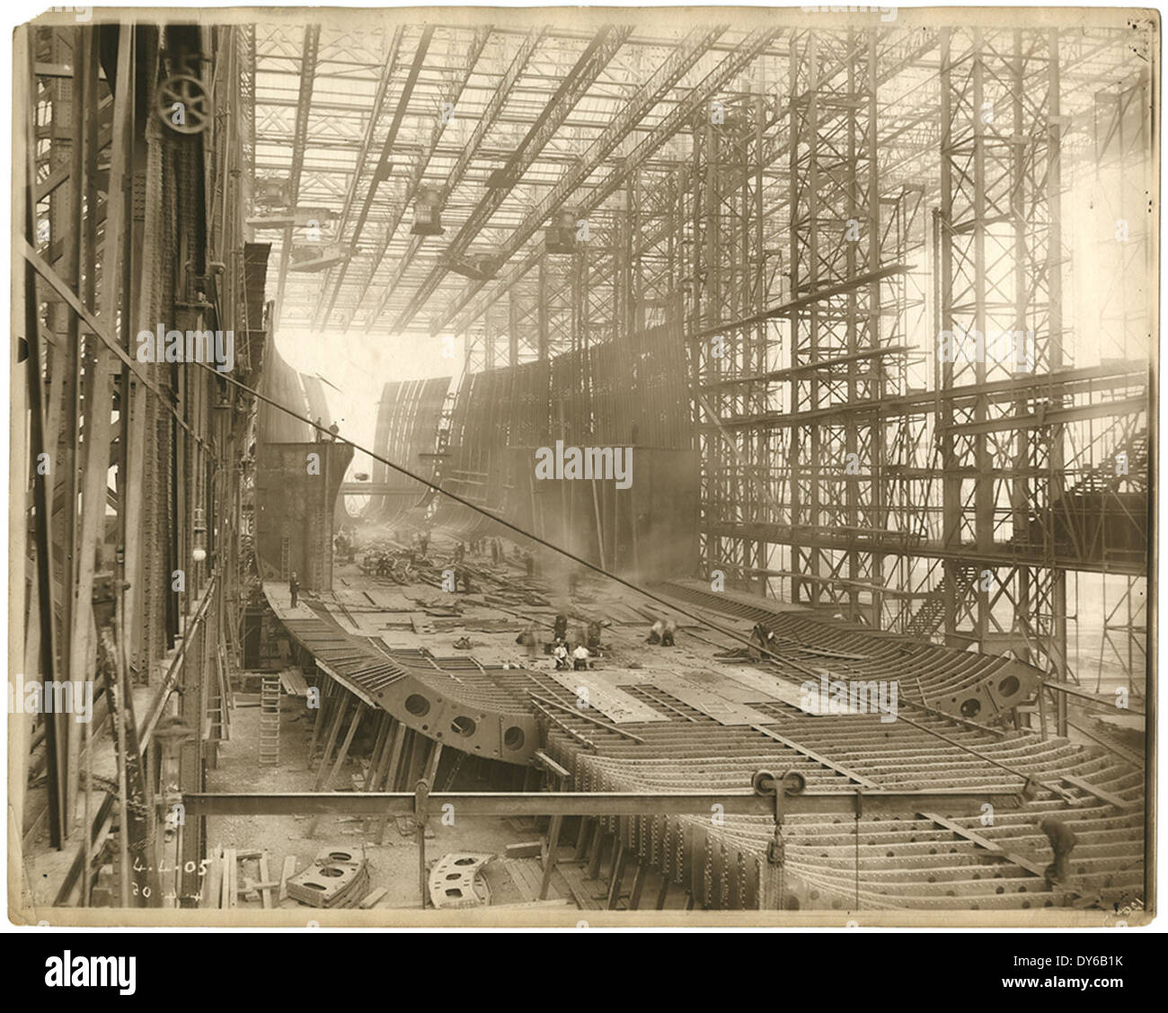 The image shows the RMS Mauretania under construction. This Cunard Line ...