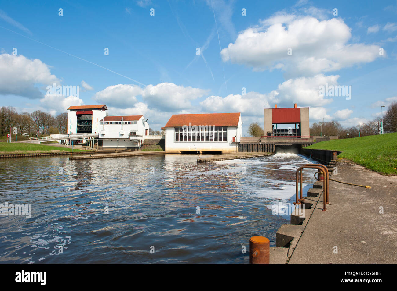 Water chamber hi-res stock photography and images - Alamy
