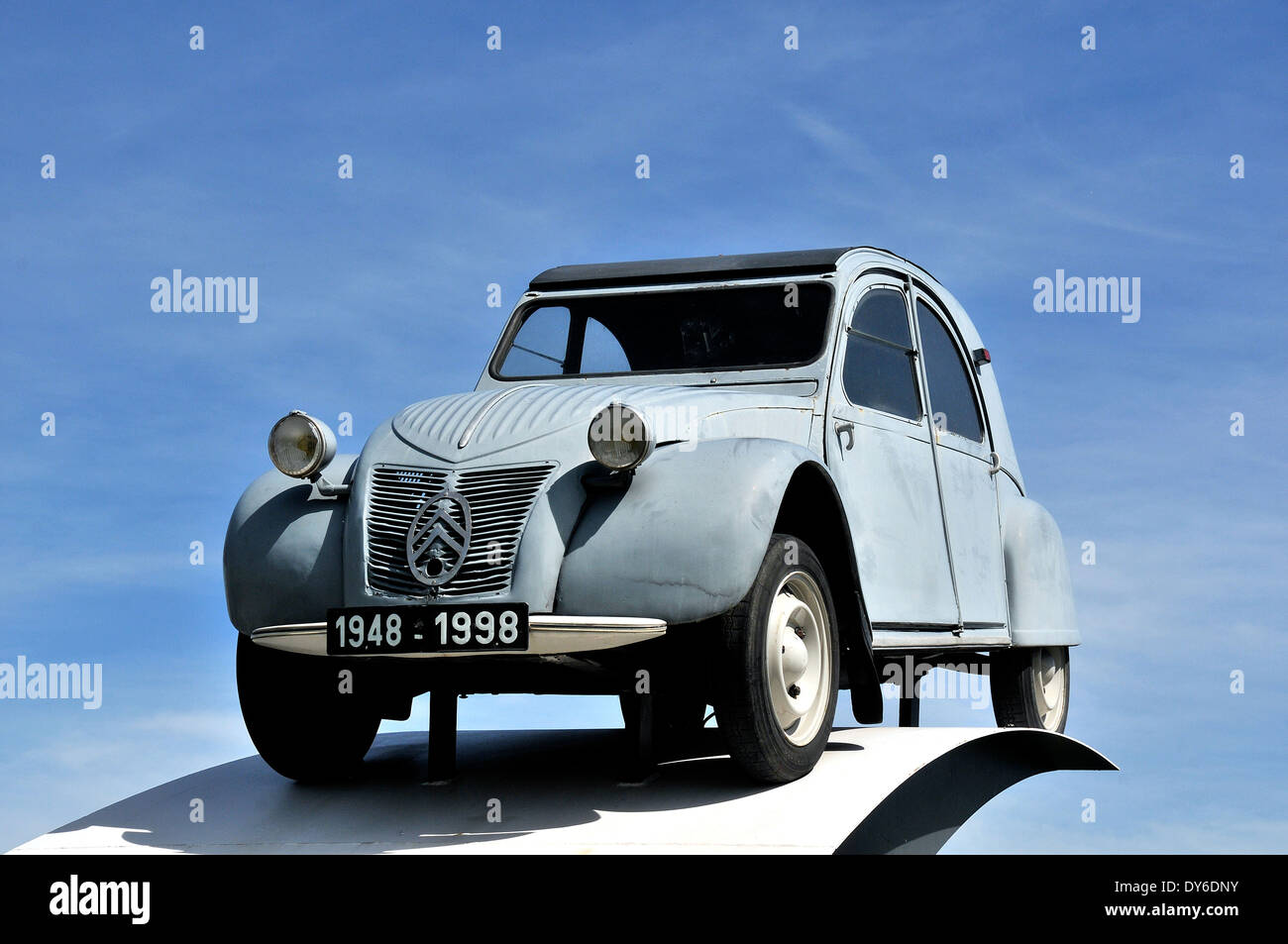 Old citroen logo hi-res stock photography and images - Alamy