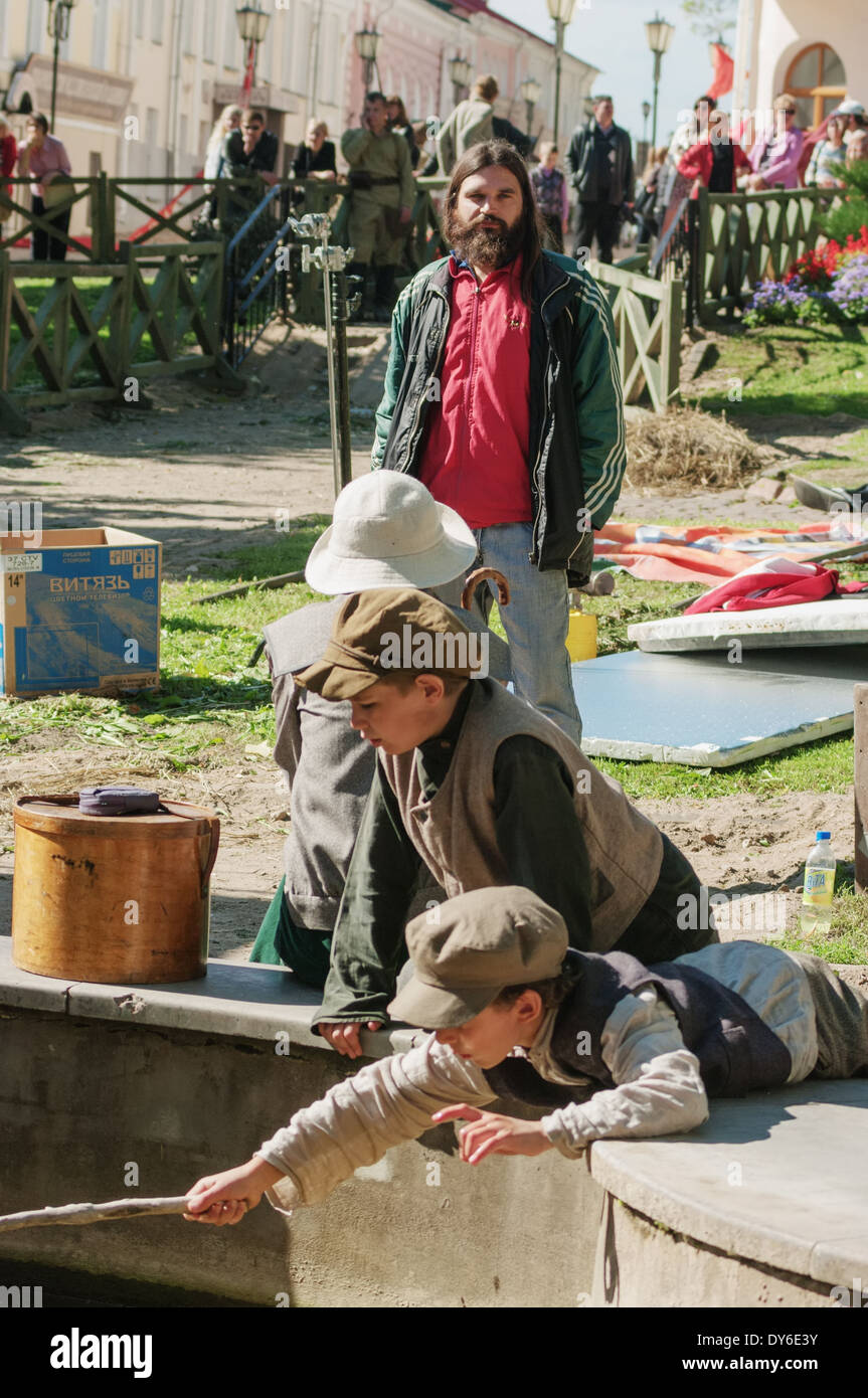 Film child actors and adult actors on rest Stock Photo - Alamy