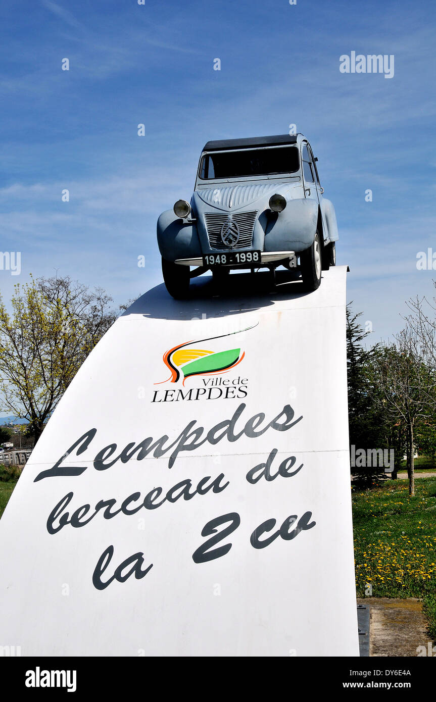 " Lempdes berceau de la 2 Cv " sculpture, Old 2 CV Citroën car at the ...