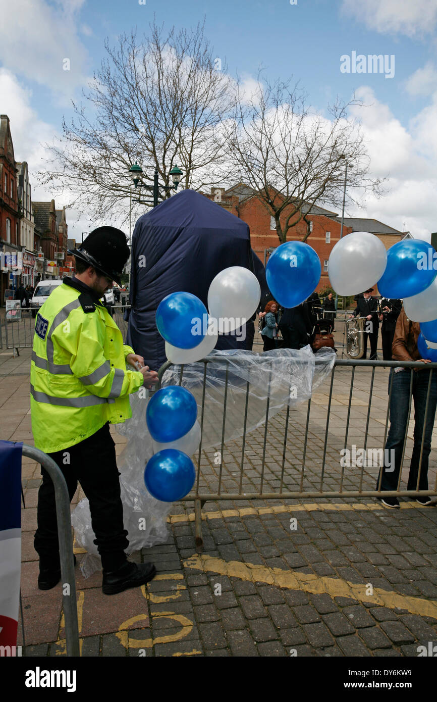Hi vis helmet cover hi-res stock photography and images - Alamy
