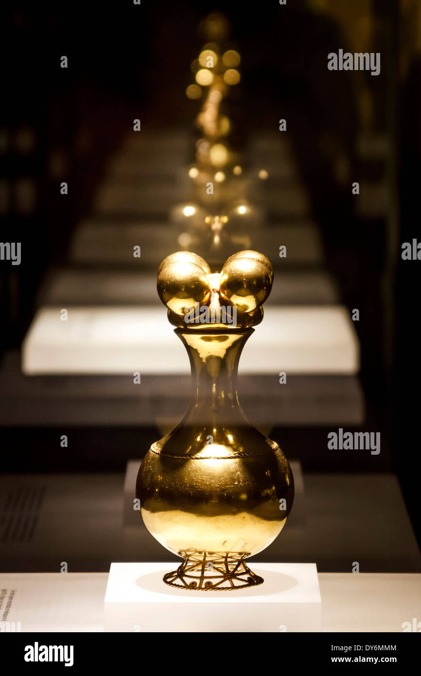 Poporo Quimbaya, Columbian gold artifact Stock Photo - Alamy