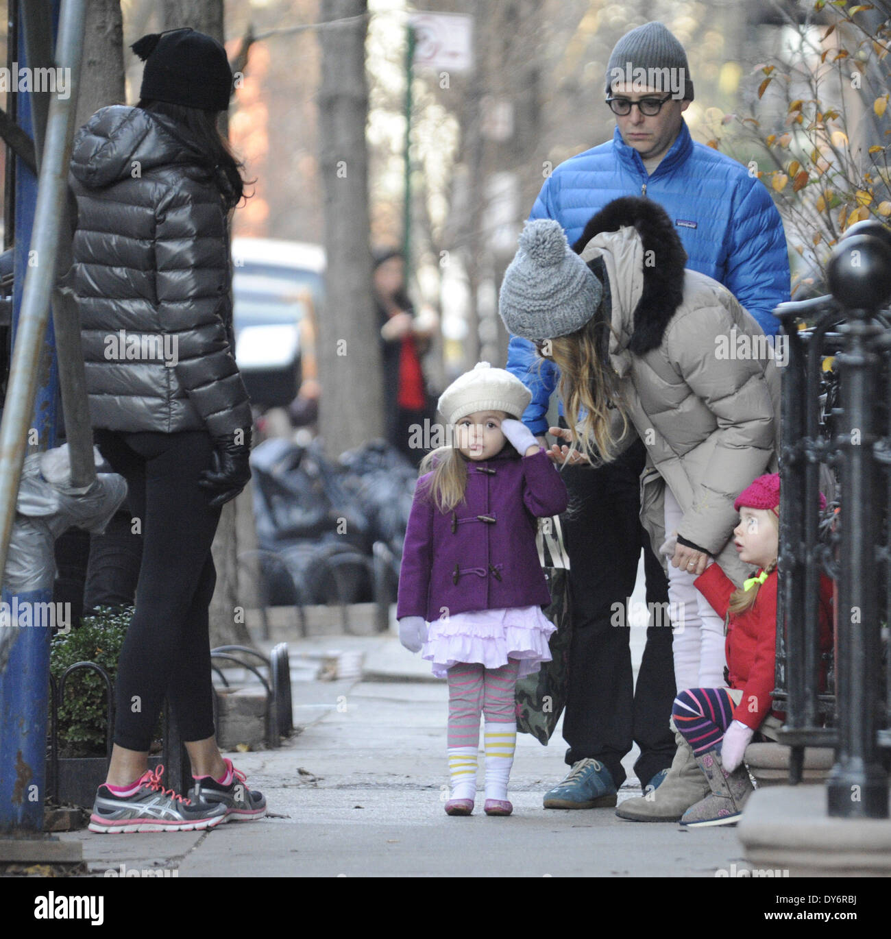 Matthew Broderick and Sarah Jessica Parker walking their daughters to ...