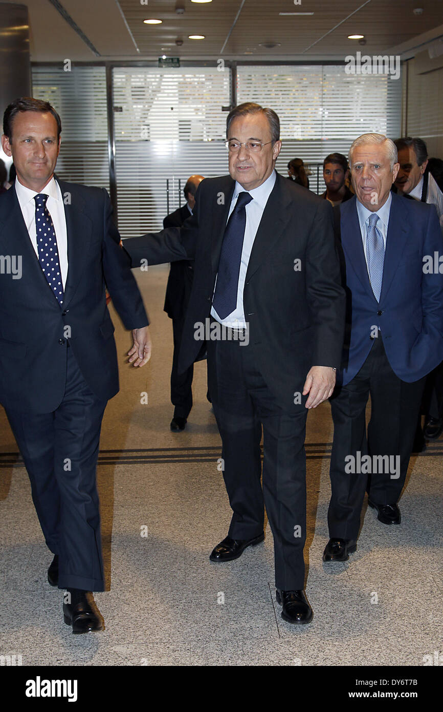 Real Madrid soccer players and the Real Madrid chairman Florentino ...