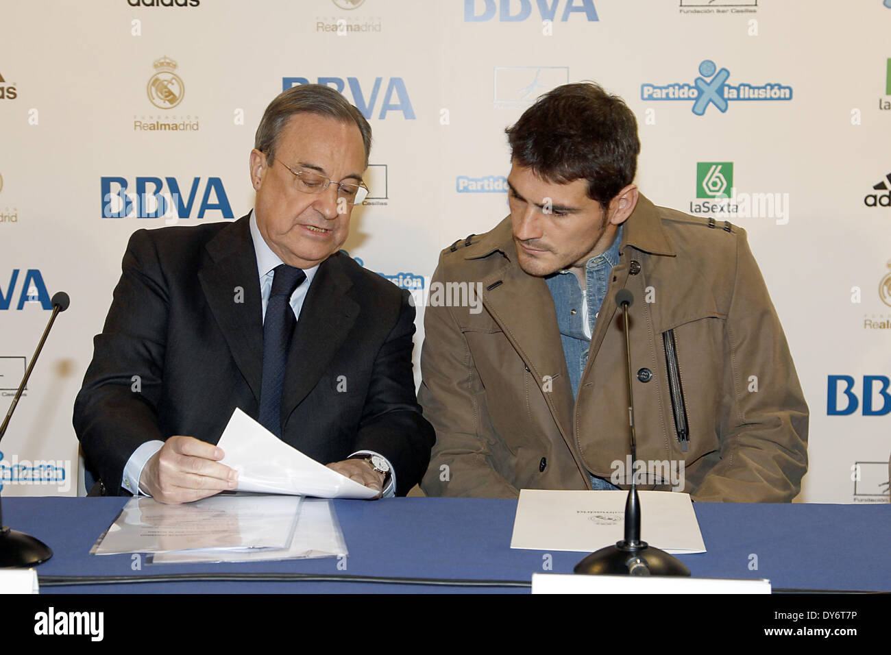 Real Madrid soccer players and the Real Madrid chairman Florentino ...