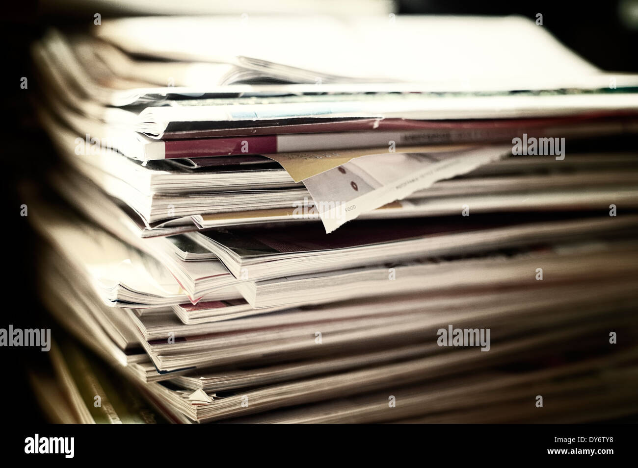 Pile of magazines hi-res stock photography and images - Alamy
