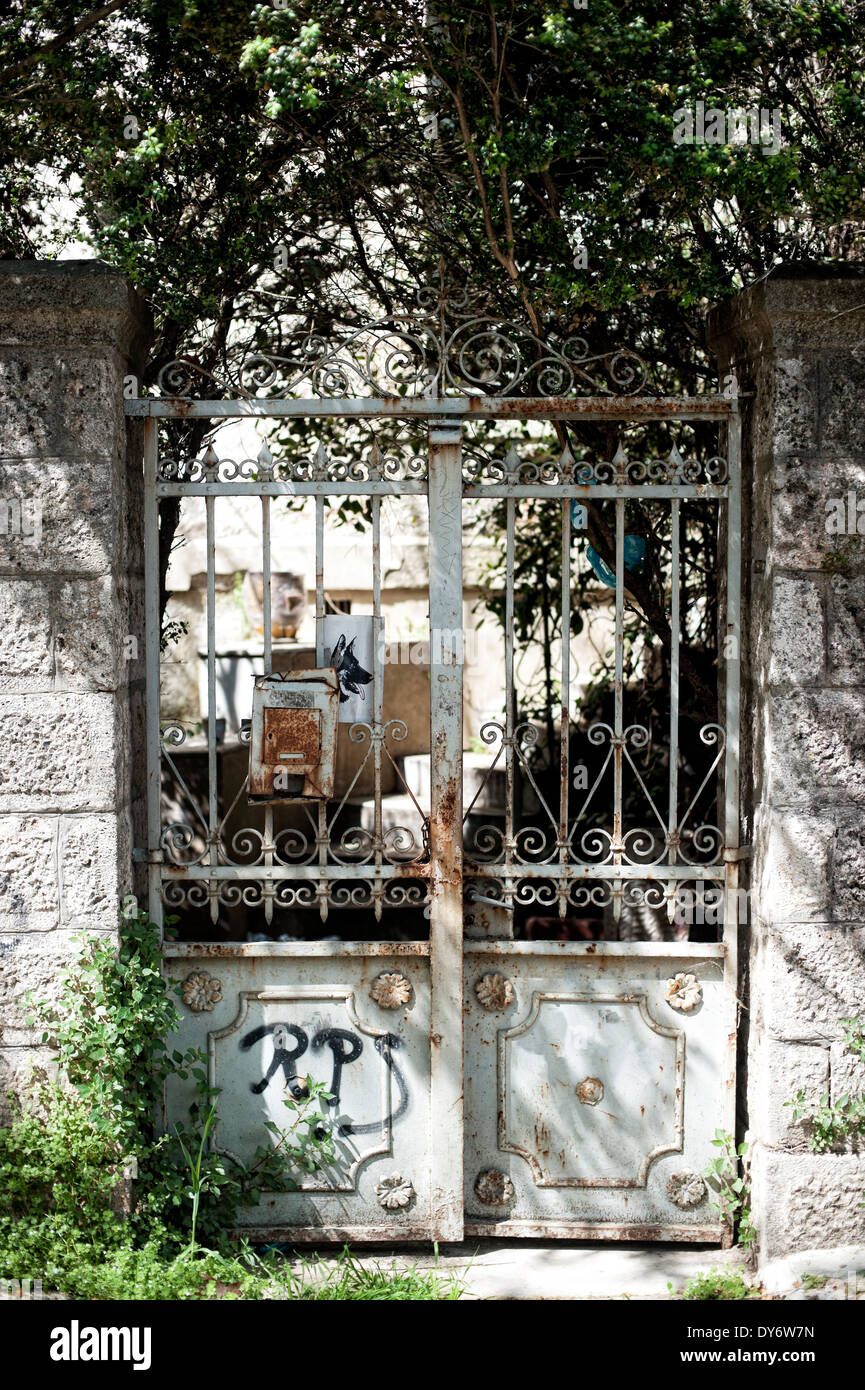 Closed garden gate Stock Photo - Alamy