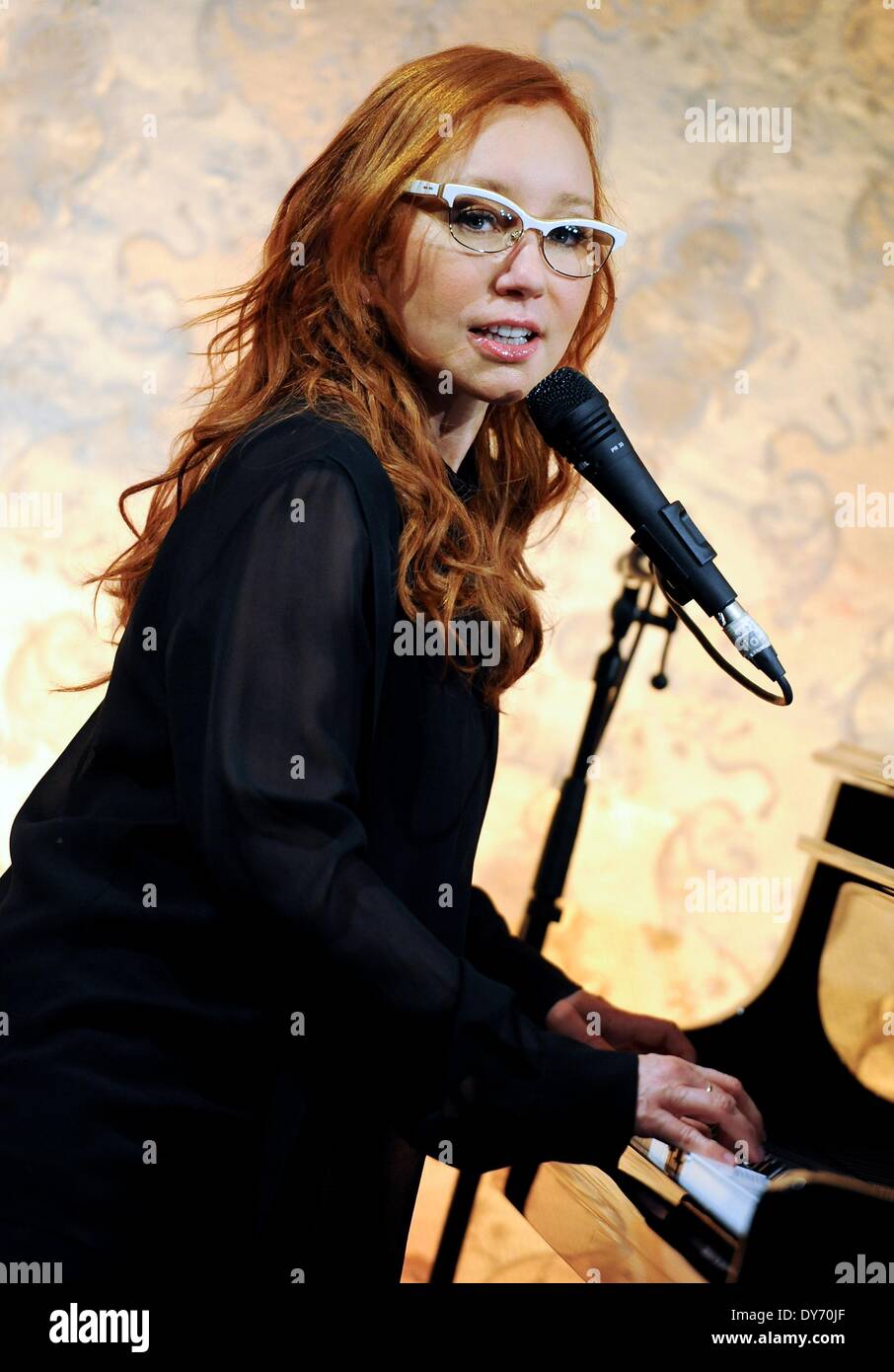 Tori amos piano hi-res stock photography and images - Alamy