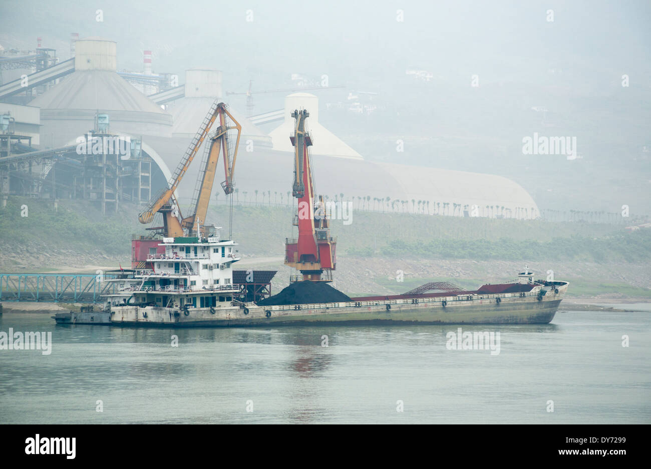 Yangtze River China industry coal-barge pollution Stock Photo - Alamy