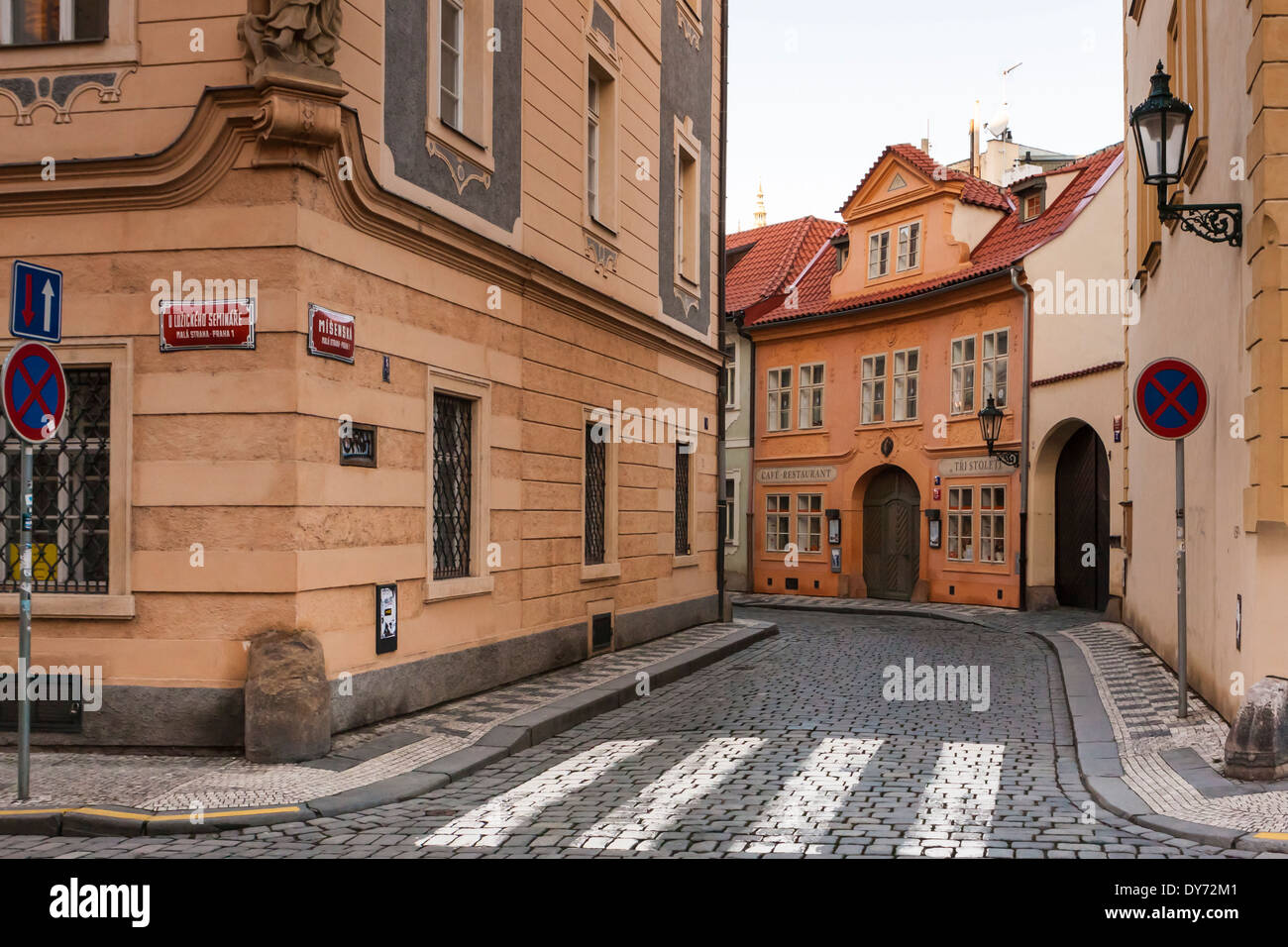 Alley crossing hi-res stock photography and images - Alamy