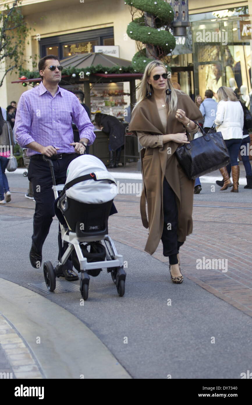 Molly Sims christmas shopping with husband Scott Stuber and son Brooks ...