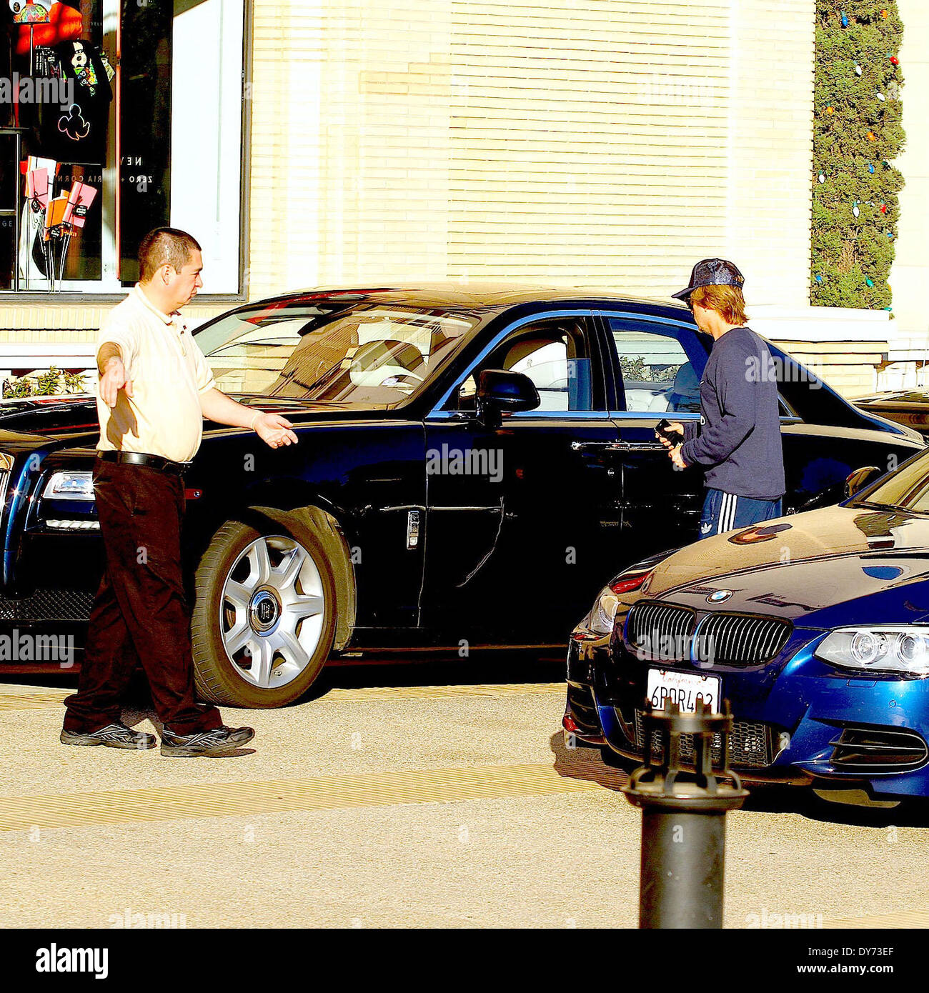 David Spade returns to his car after shopping at Barneys New York ...