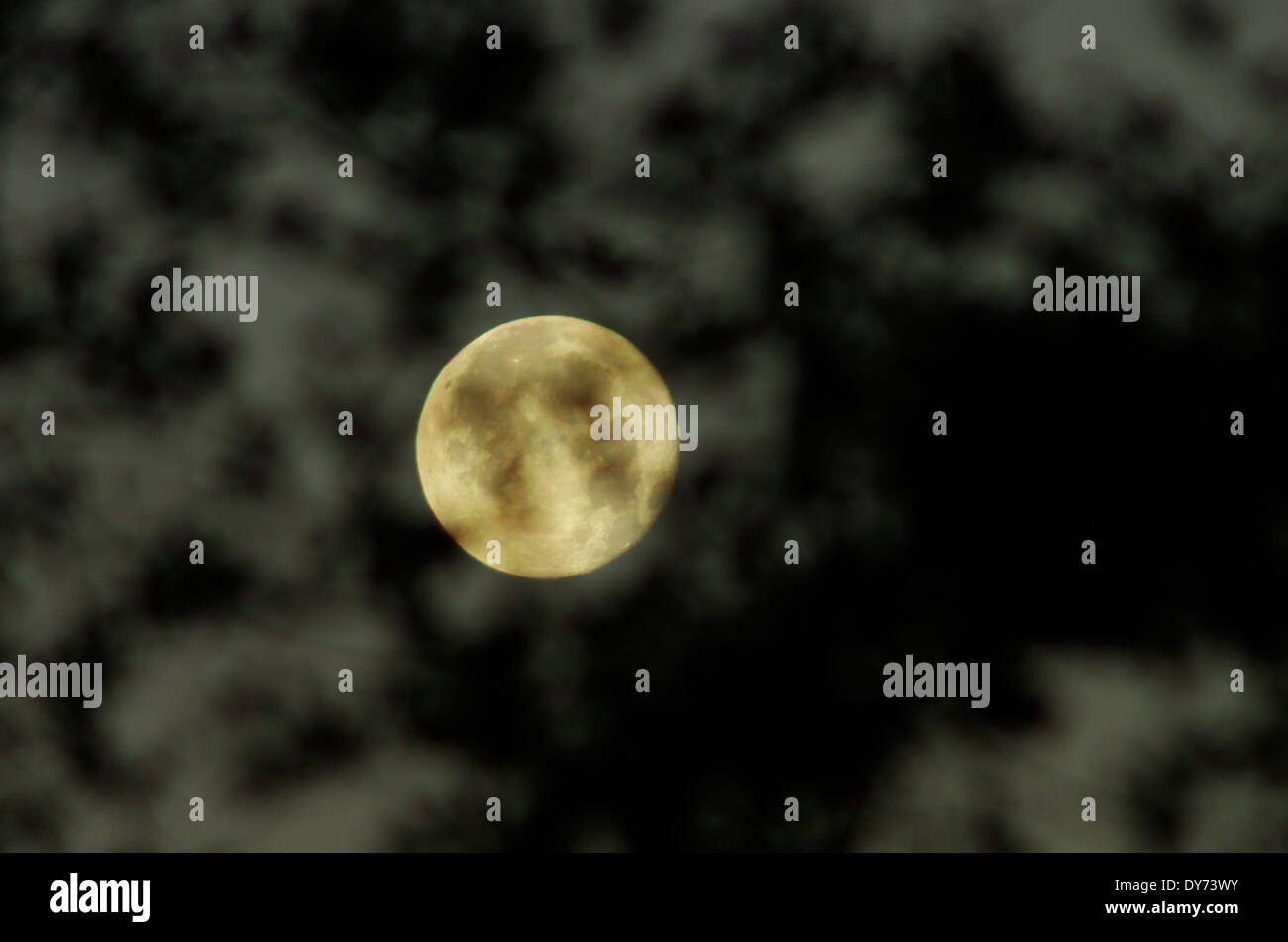 Rain full moon hi-res stock photography and images - Alamy