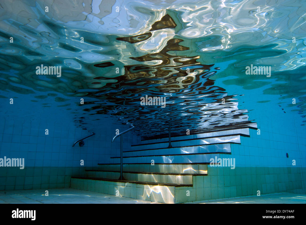 Steps down blue swimming pool hi-res stock photography and images - Alamy