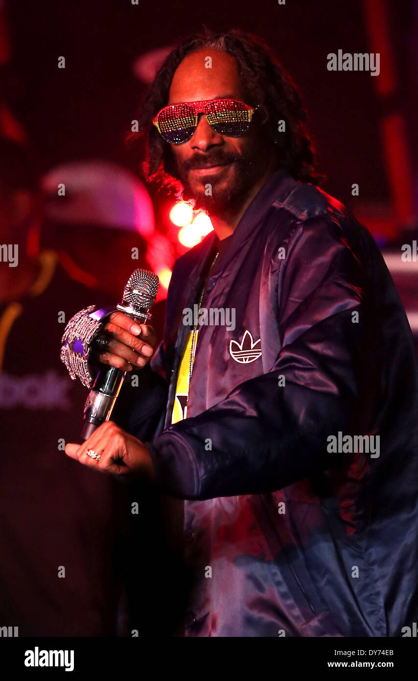 Snoop Dogg performing live in concert at Hard Rock Cafe Las Vegas ...
