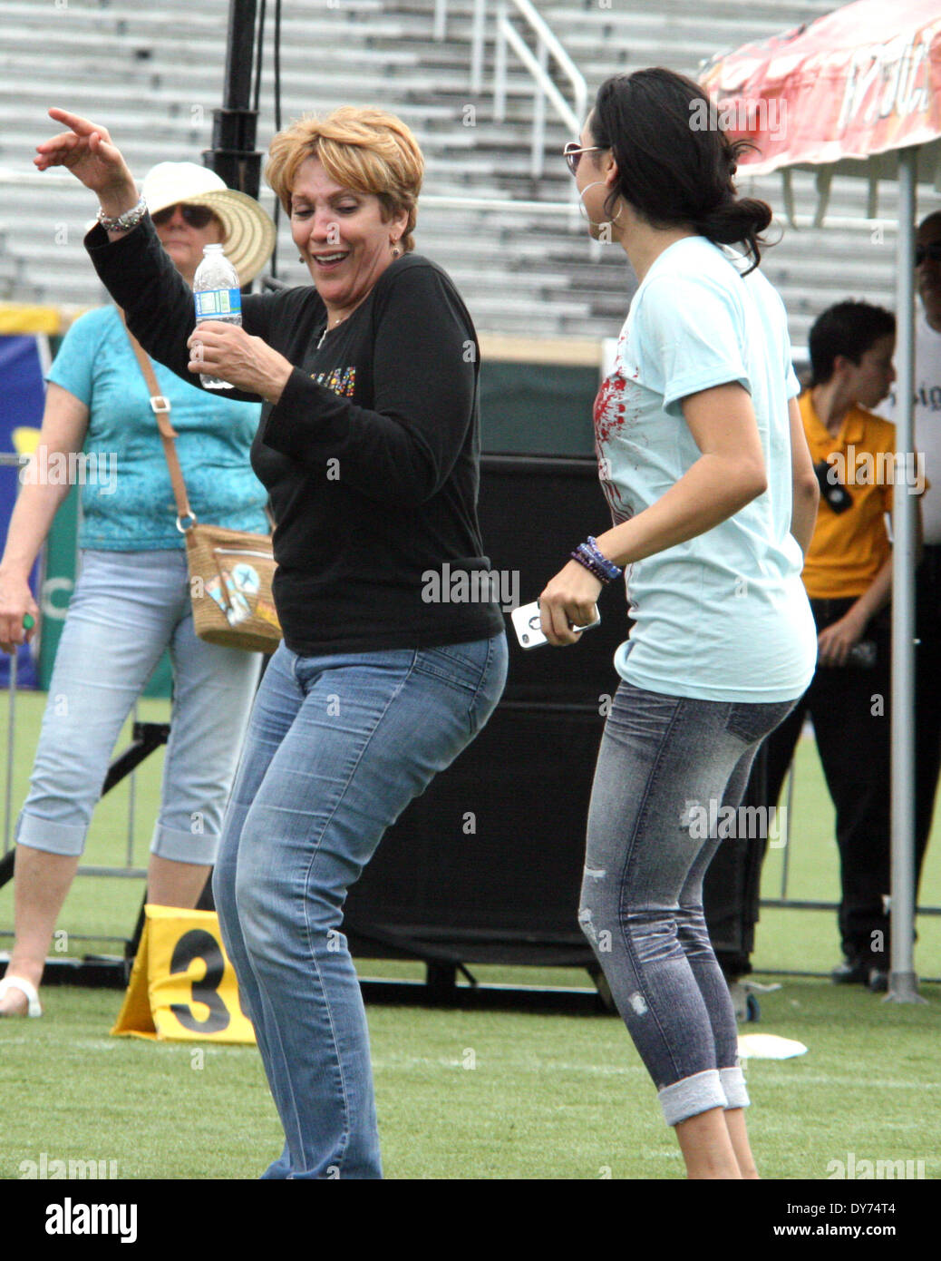 Guadalupe Rodriguez (left) Jennifer Lopez's mother dances on the ...