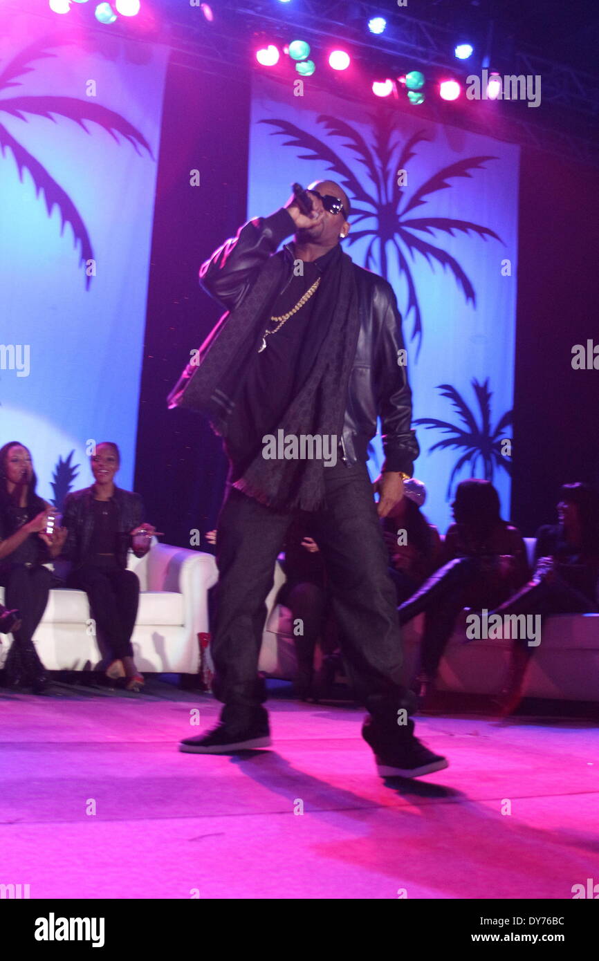 R kelly performs hi-res stock photography and images - Alamy