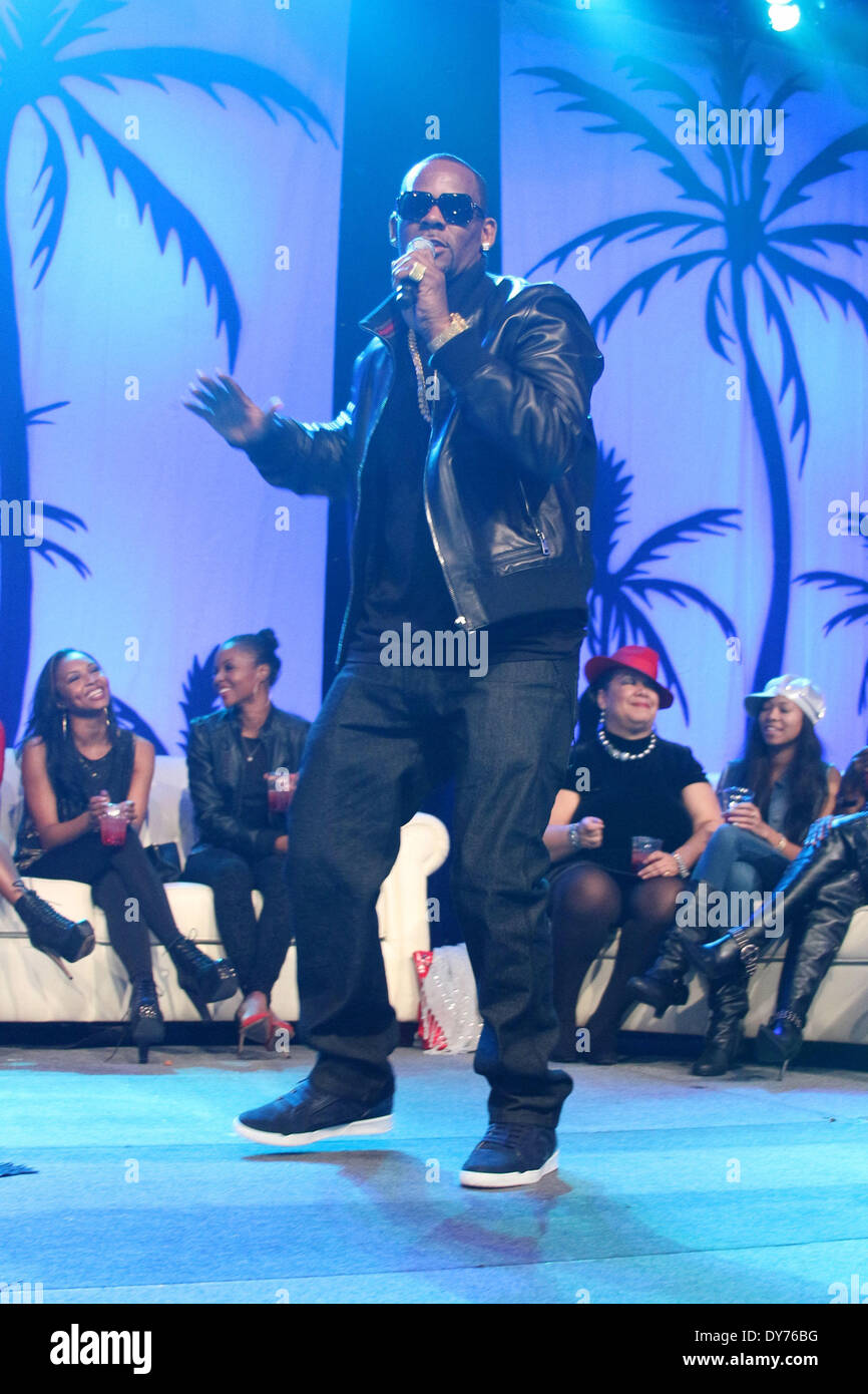 R kelly performs hi-res stock photography and images - Alamy