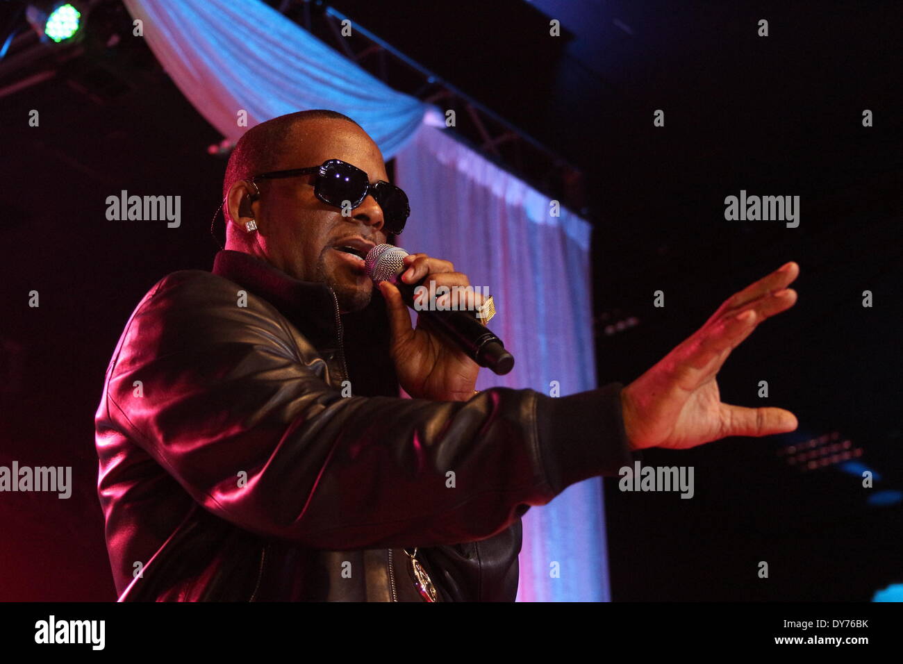 R kelly performs hi-res stock photography and images - Alamy