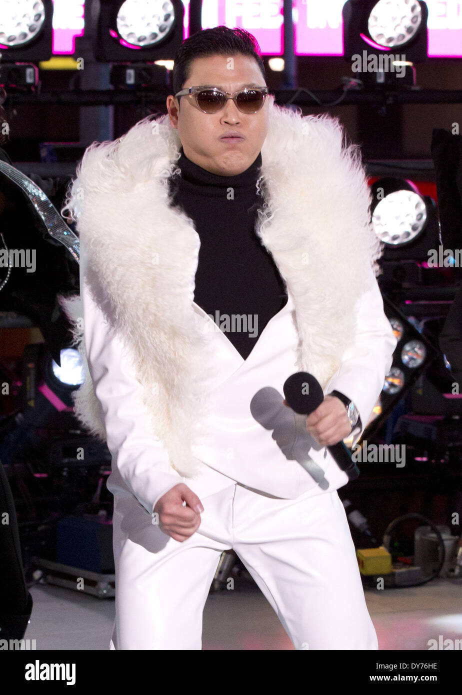 PSY performs in Times Square during New Years Eve celebrations in New ...