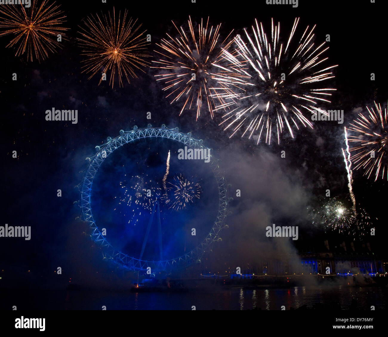 New Year's Firework display centred on the London Eye in Westminister ...