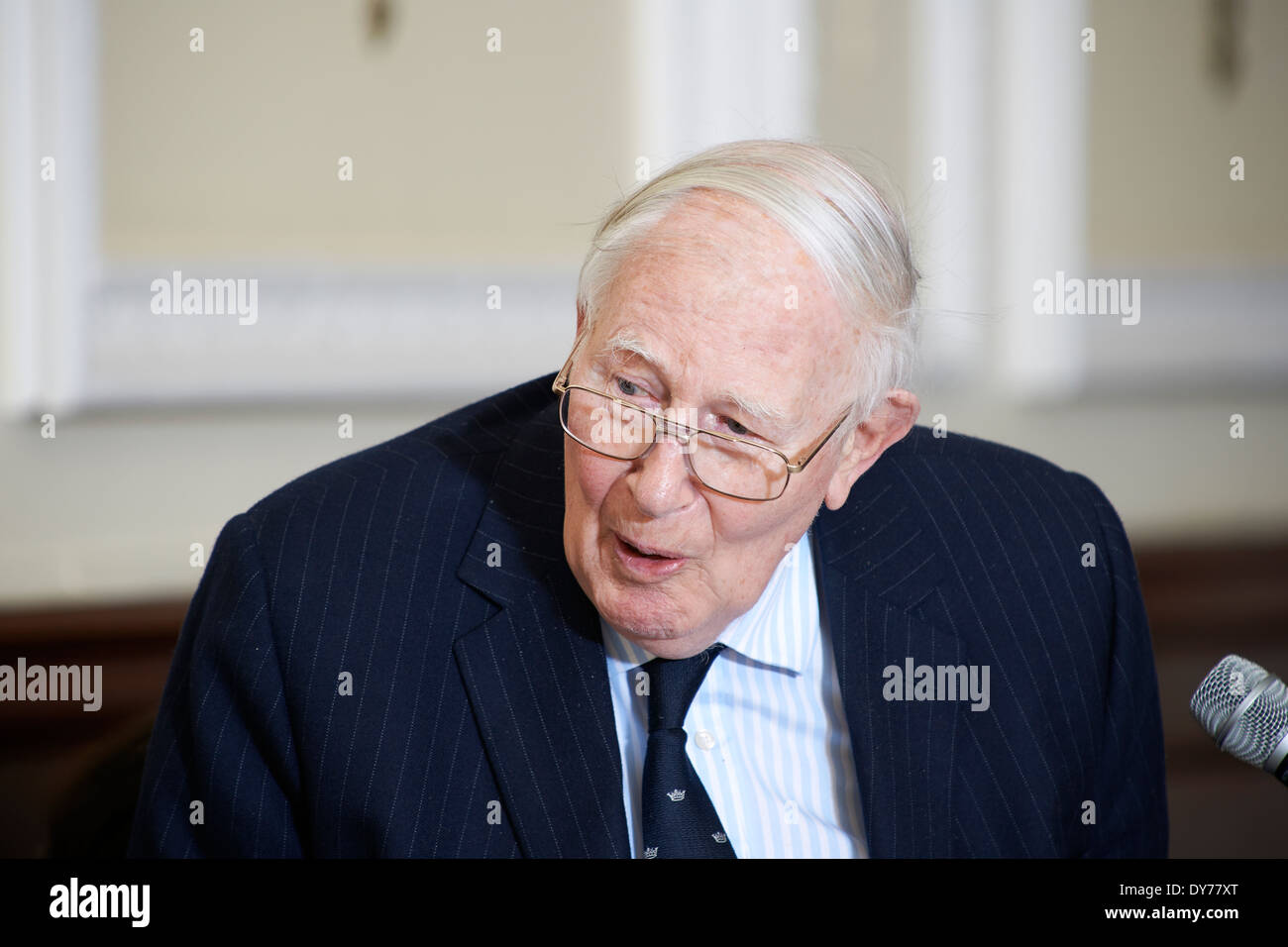 Roger bannister 1952 hi-res stock photography and images - Alamy