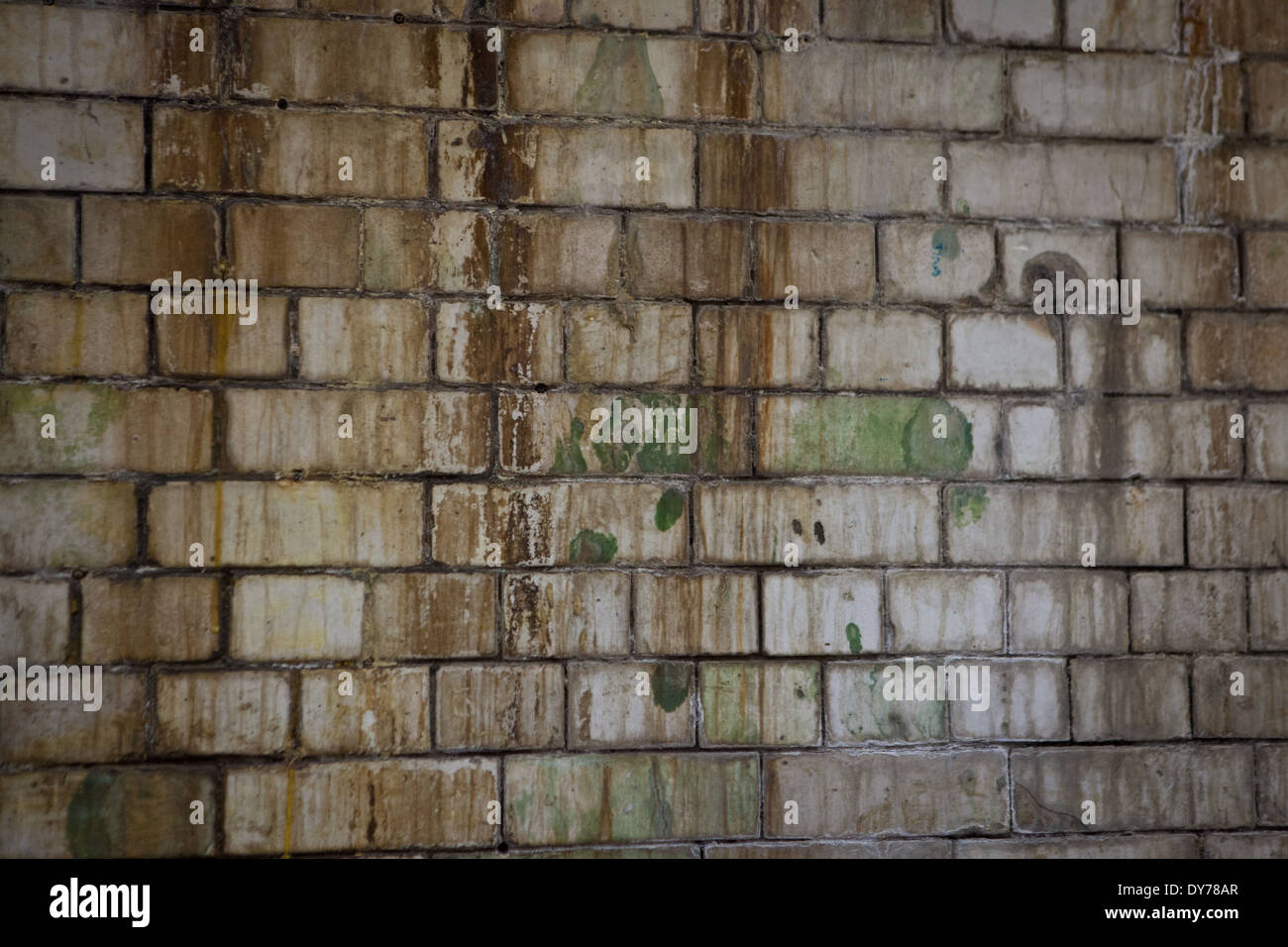 Water running down wall hi-res stock photography and images - Alamy