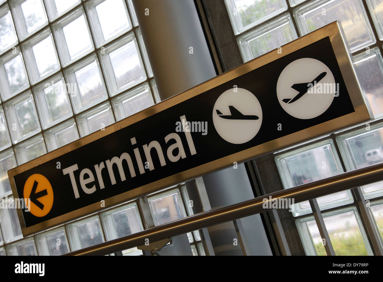Sign showing the way to the terminal building of an airport Stock Photo ...
