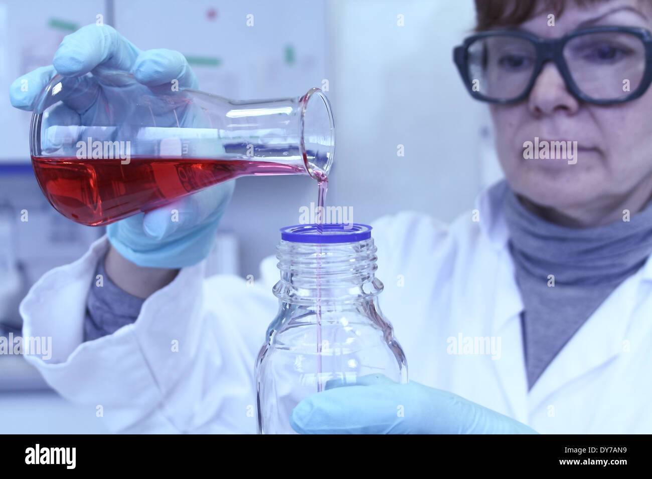 Lab expert hi-res stock photography and images - Alamy