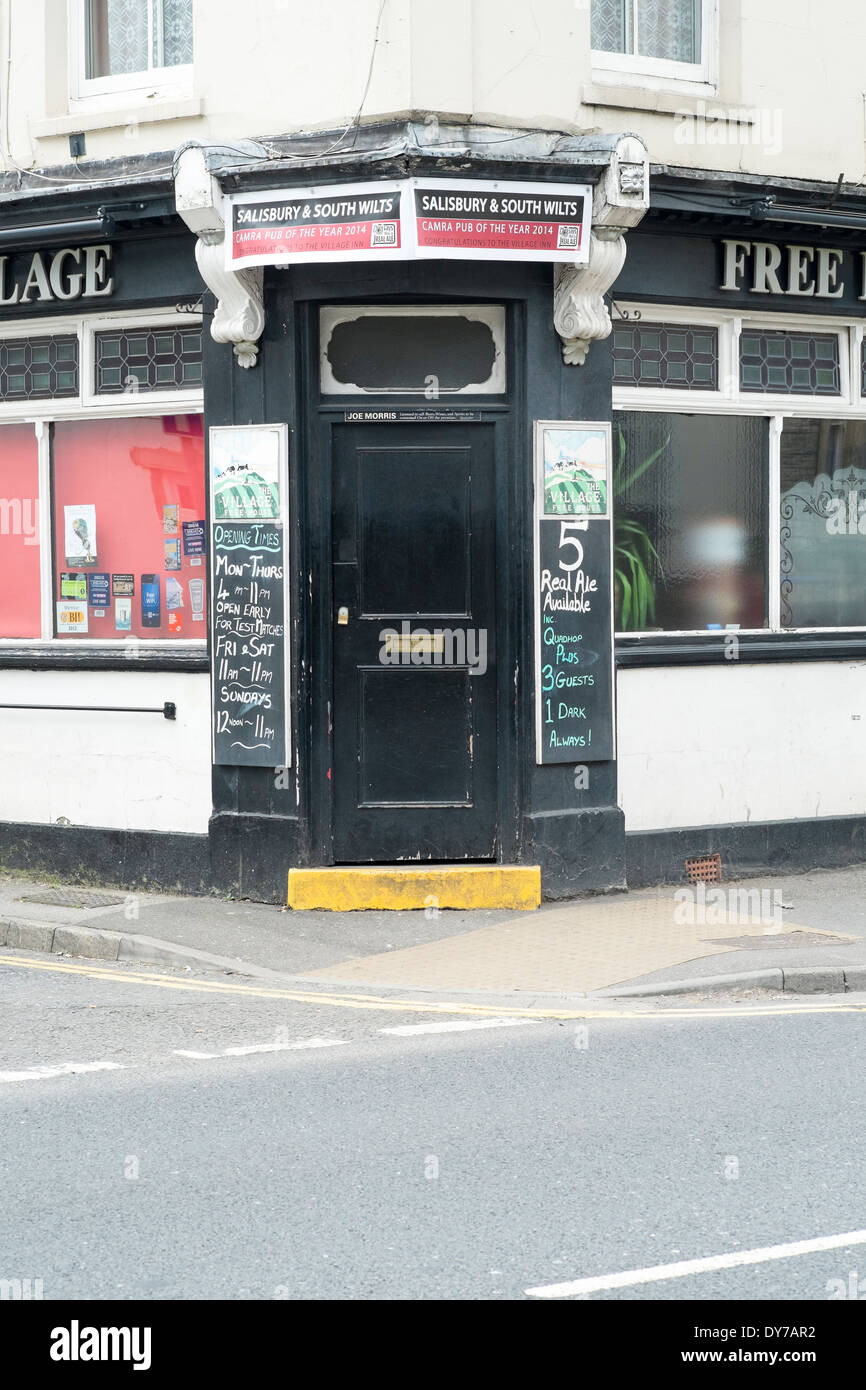 Pub sign above door hi-res stock photography and images - Alamy
