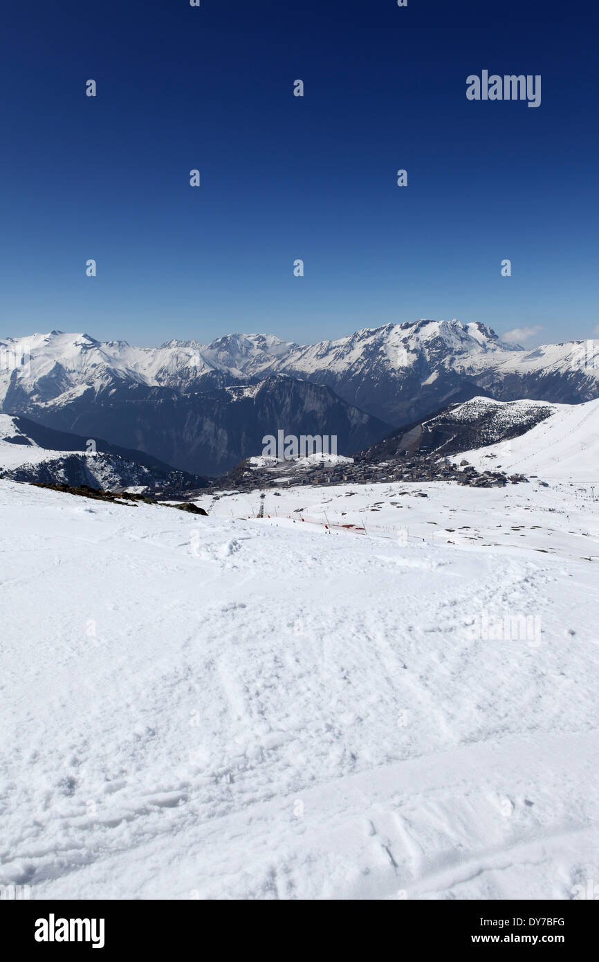 Snow covered snowy piste pistes hi-res stock photography and images - Alamy