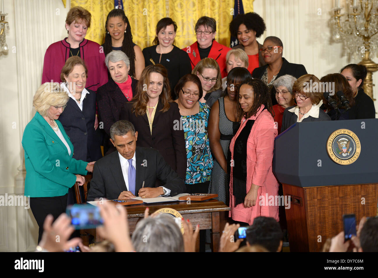 Women signs white house hi-res stock photography and images - Alamy