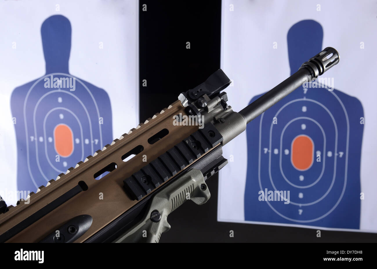 machine gun or assault rifle and bullseye targets at gun range Stock ...