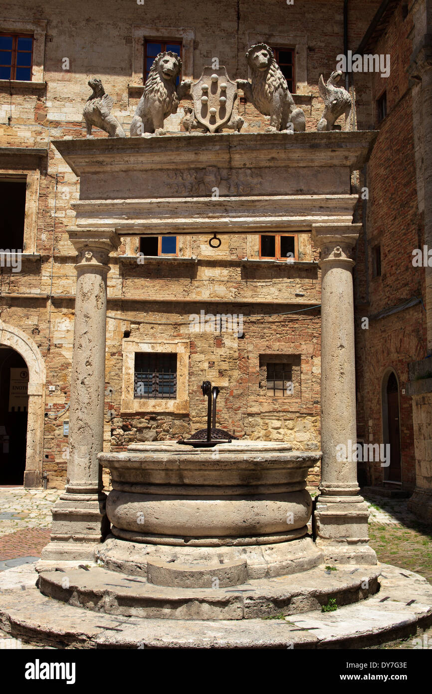 Medieval well village hi-res stock photography and images - Alamy