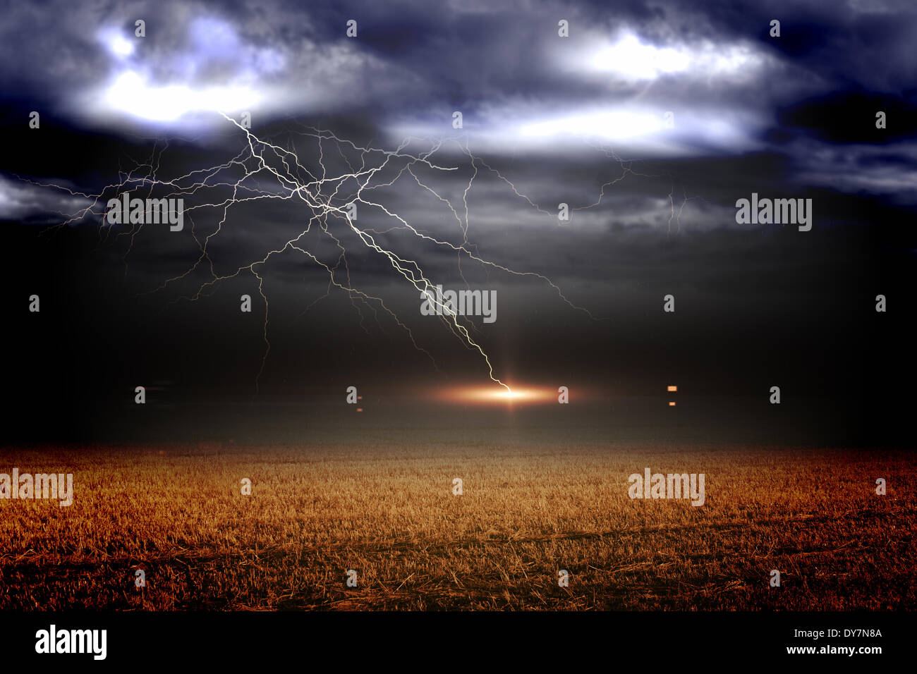 Lightning over field hi-res stock photography and images - Alamy