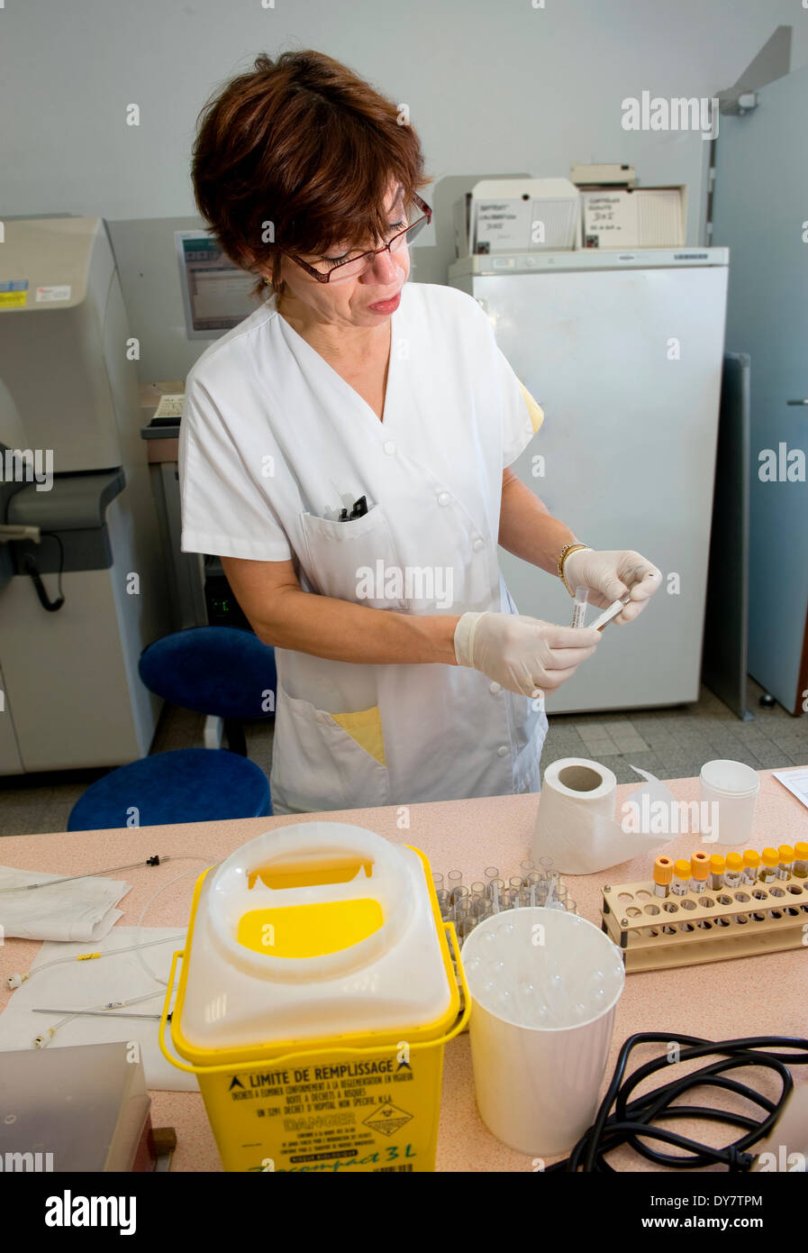 Laboratory workers hi-res stock photography and images - Alamy
