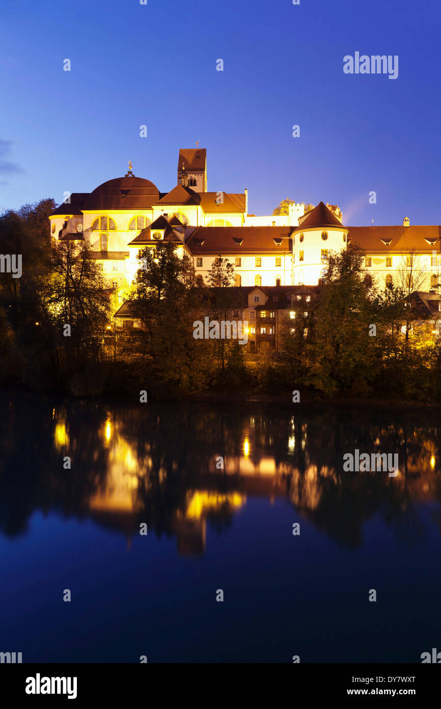 Hohes Schloss castle reflected in river Lech, Füssen, Ostallgäu, Allgäu ...