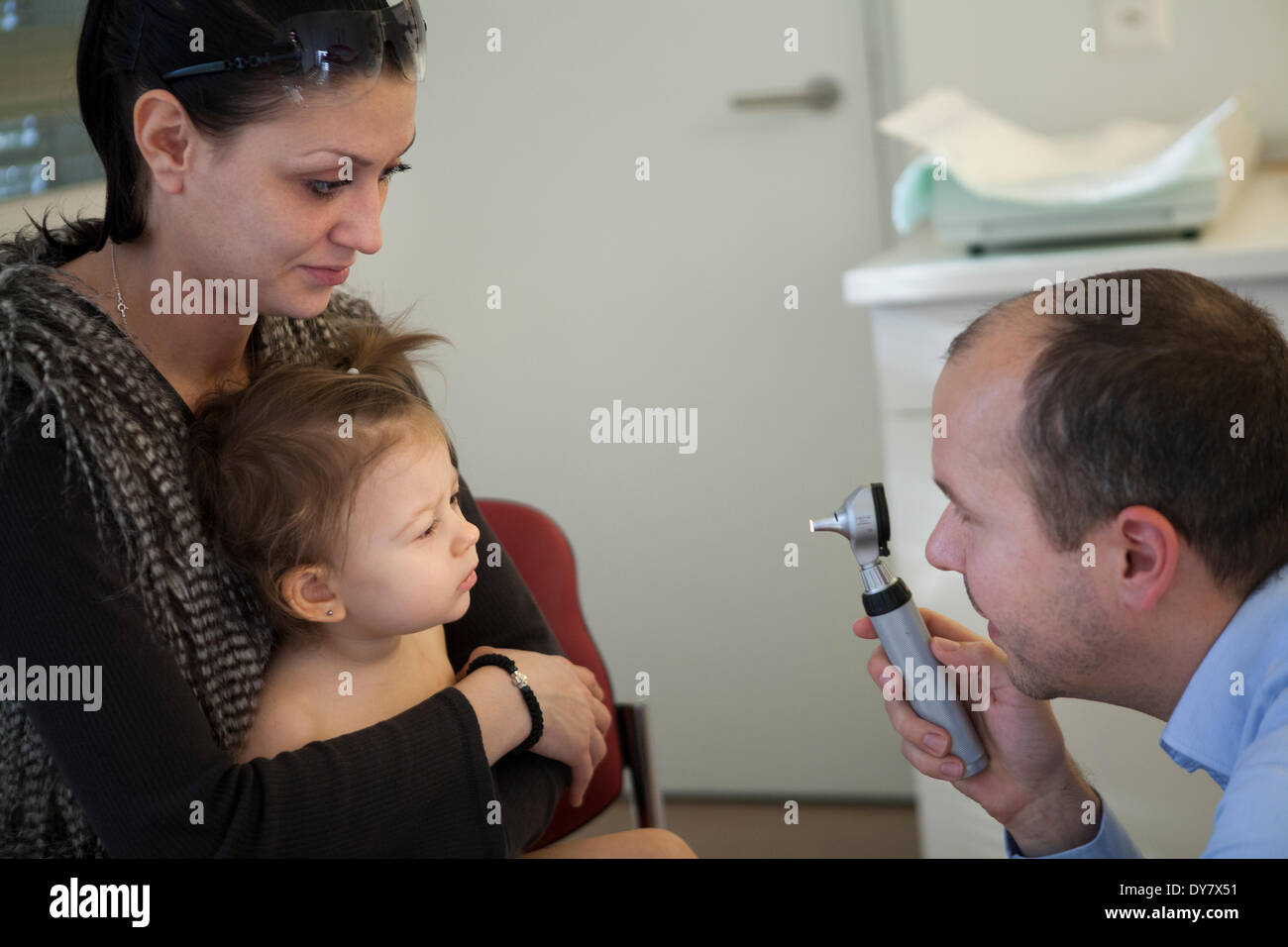 Eye test child parent hi-res stock photography and images - Alamy