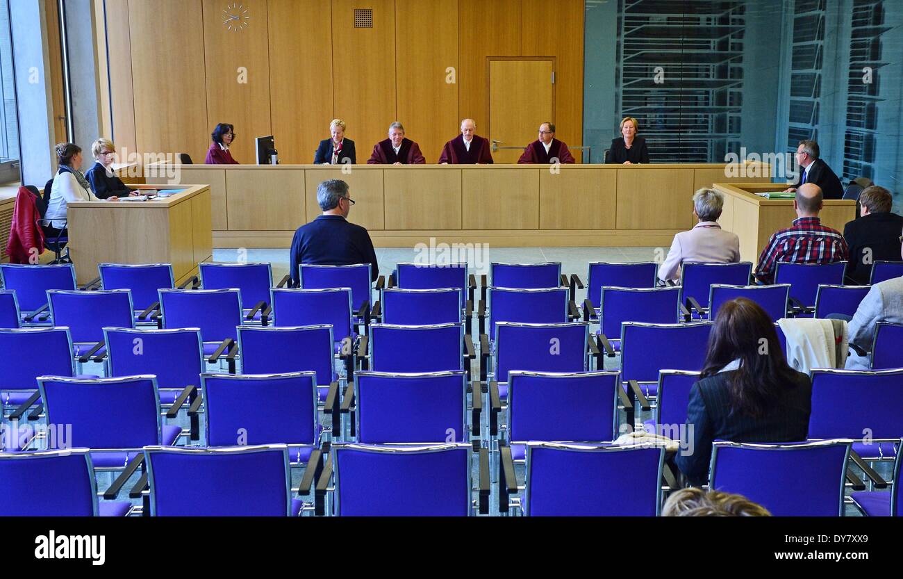 Working in shifts hi-res stock photography and images - Alamy