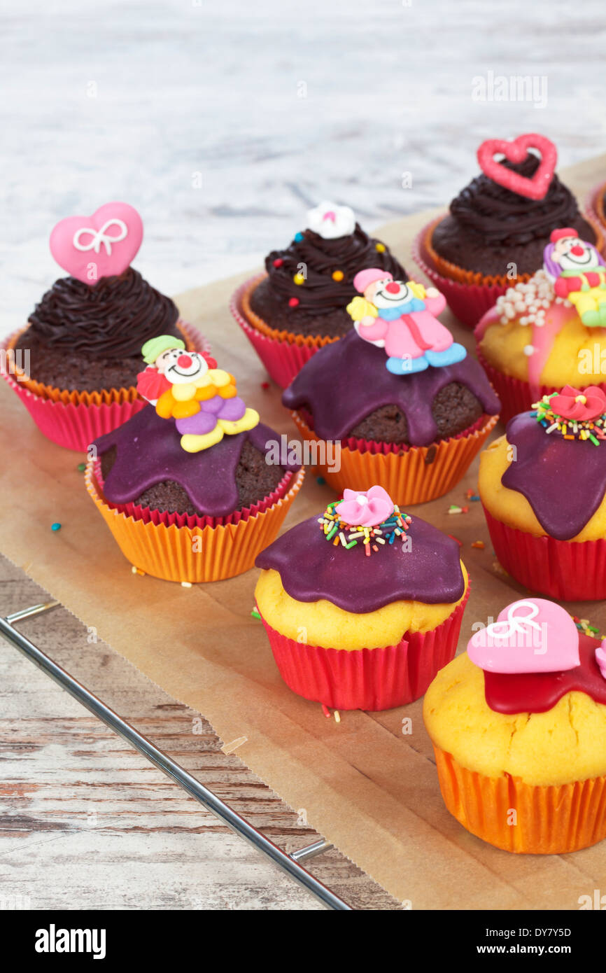 Decorated muffins in muffin papers on cooling grid Stock Photo - Alamy