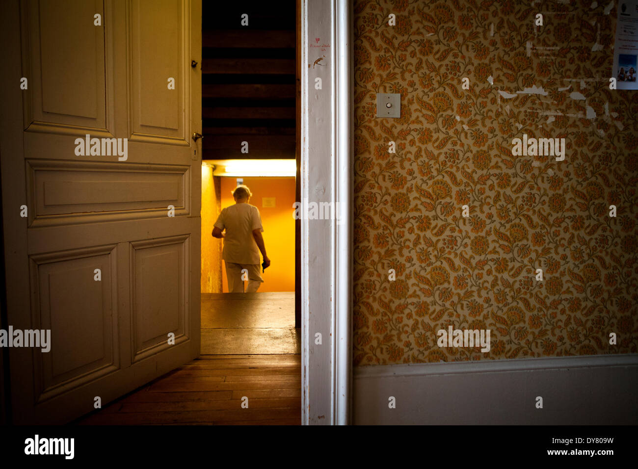 Female psychiatric aide hi-res stock photography and images - Alamy
