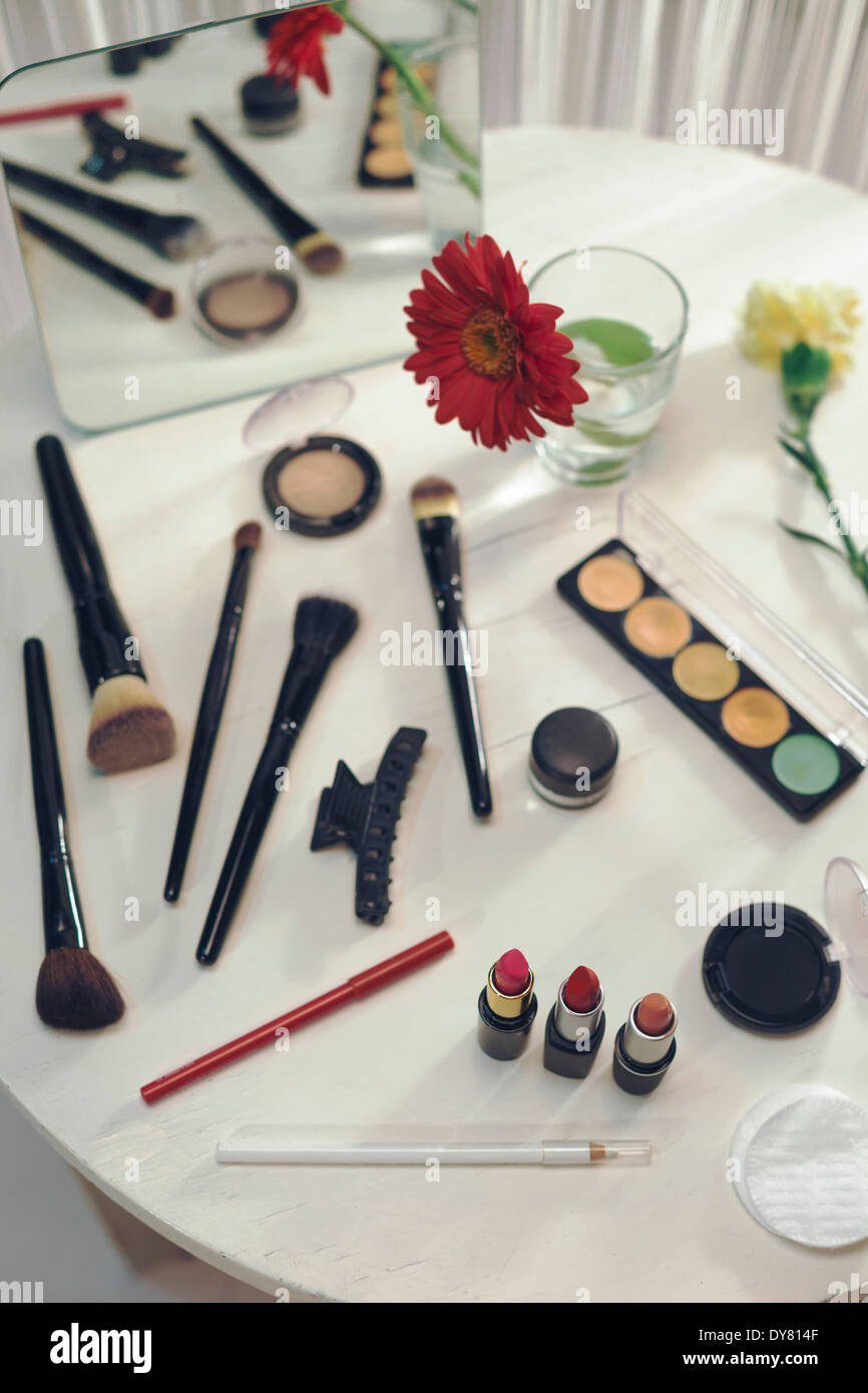 White eye makeup hi-res stock photography and images - Alamy